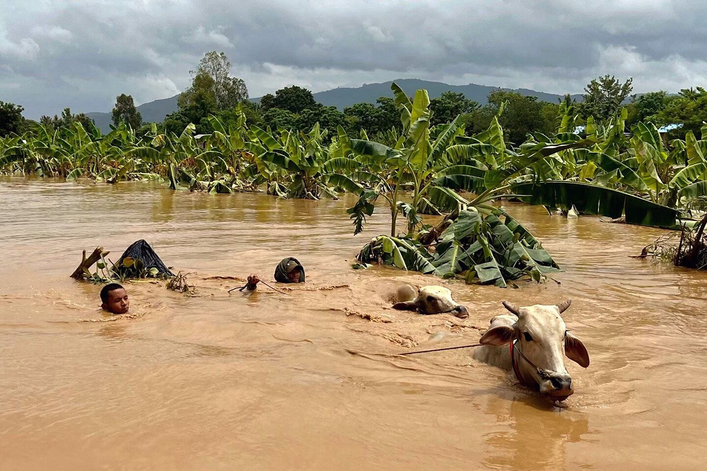 Myanmar floods kill about 160 people, many trapped, residents say ...