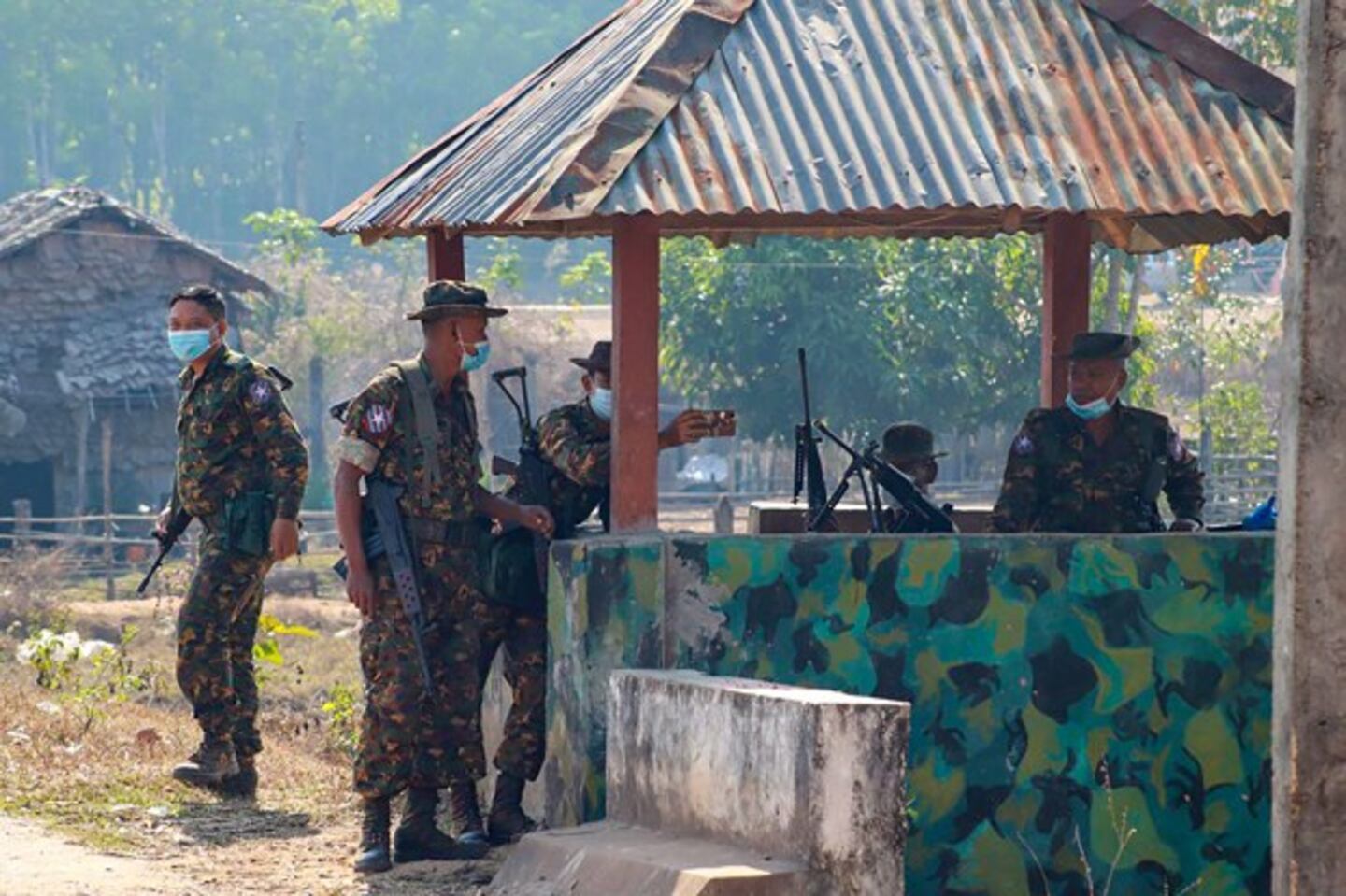 More than 80 Myanmar junta troops stranded on Thai side of border ...